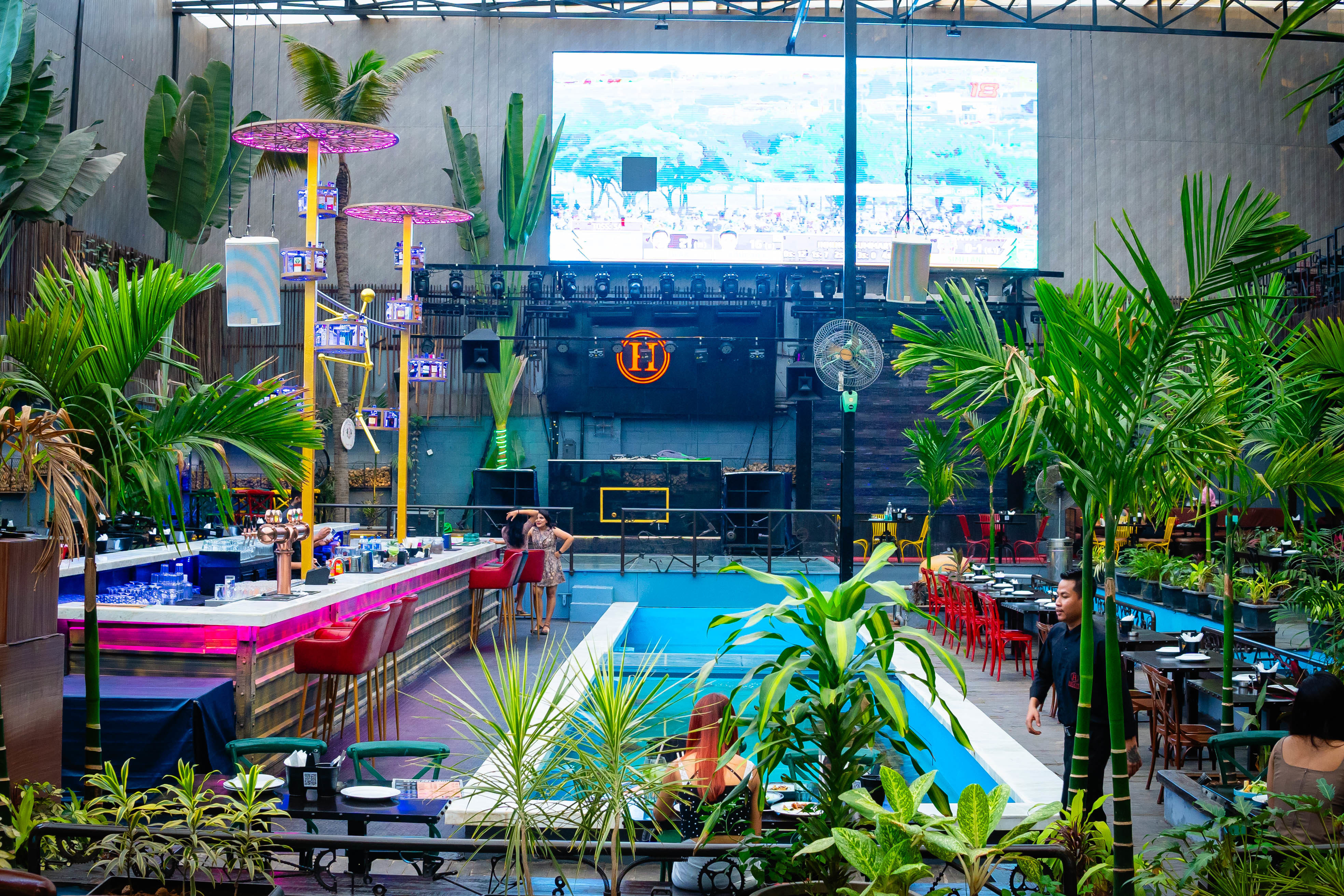 Hoot Cafe & Brewery in Sarjapur Road, South Bengaluru | Get Upto 50% Off