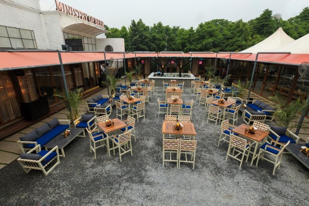 About Manhattan Bar & Brewery, Global Foyer Mall, Gurgaon