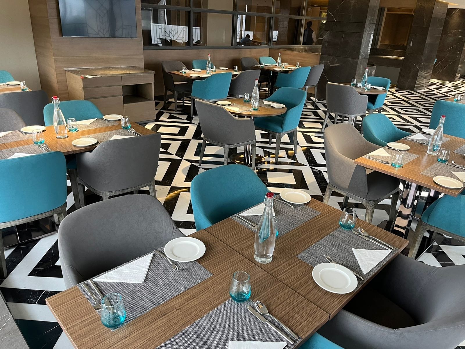 Cafe Knosh in The Leela Ambience Convention Hotel, New Delhi | Get Upto ...