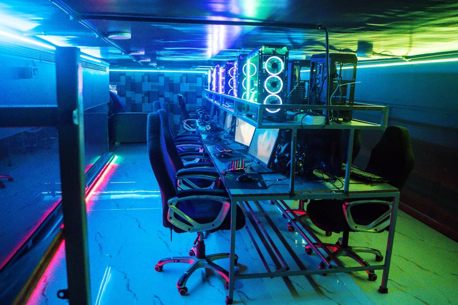 About Klinq - Cocktails & Cuisine, Viman Nagar, Pune