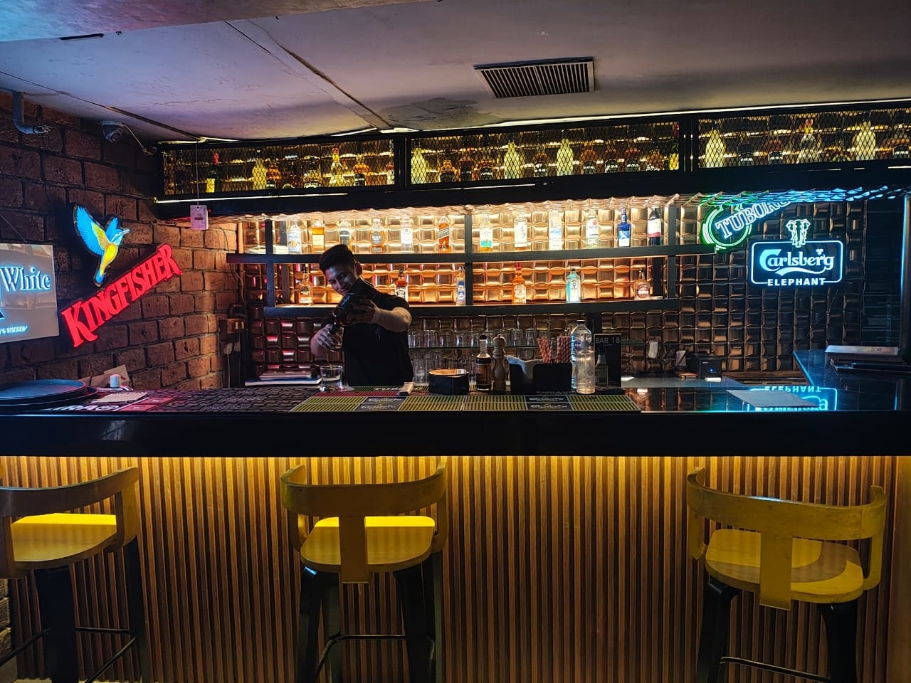 Best Bars and Pubs in Sector 18, Noida | EazyDiner