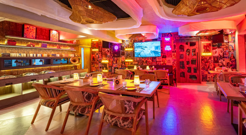 About Roxanne's Bar & All Day Diner, Hotel Peninsula Redpine, Mumbai