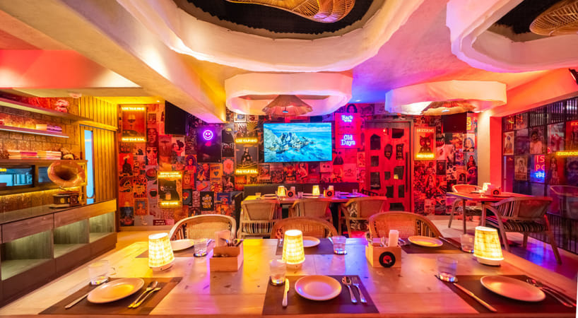 About Roxanne's Bar & All Day Diner, Hotel Peninsula Redpine, Mumbai